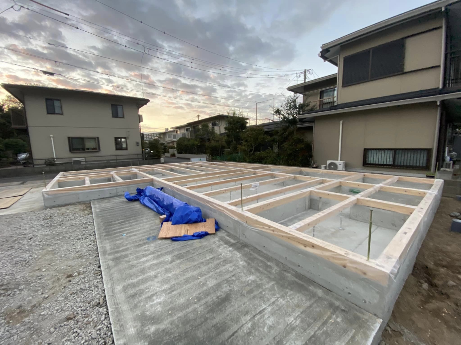 大分市内、ビルトインガレージのあるお住まい 土台敷き | 家づくり進行中！| 大分・別府で木の家を建てるなら「YUKi‐NOiE」_株式会社幸建設（戸建、新築、リフォーム）